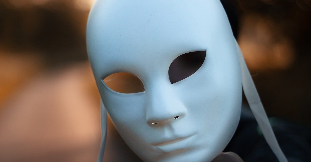 6 sinais de que a pessoa está sendo falsa com você